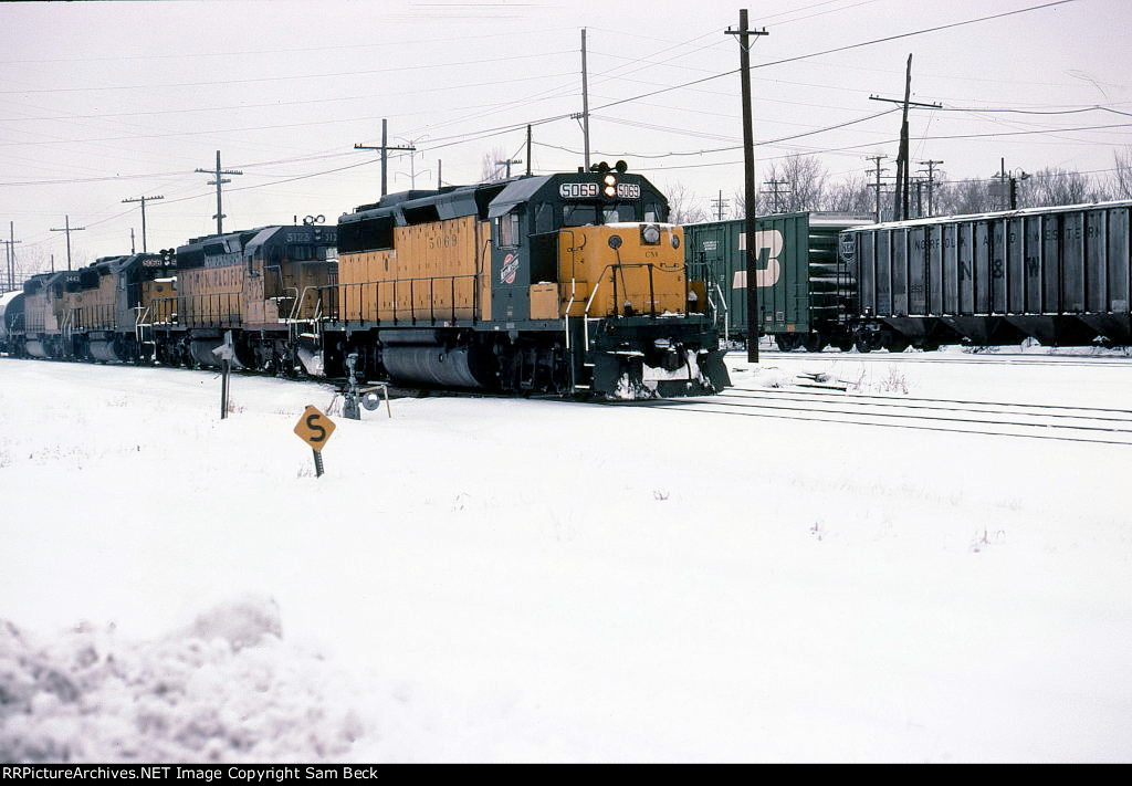 CNW 5069, UP 3123, CNW 5068, and UP 3443
